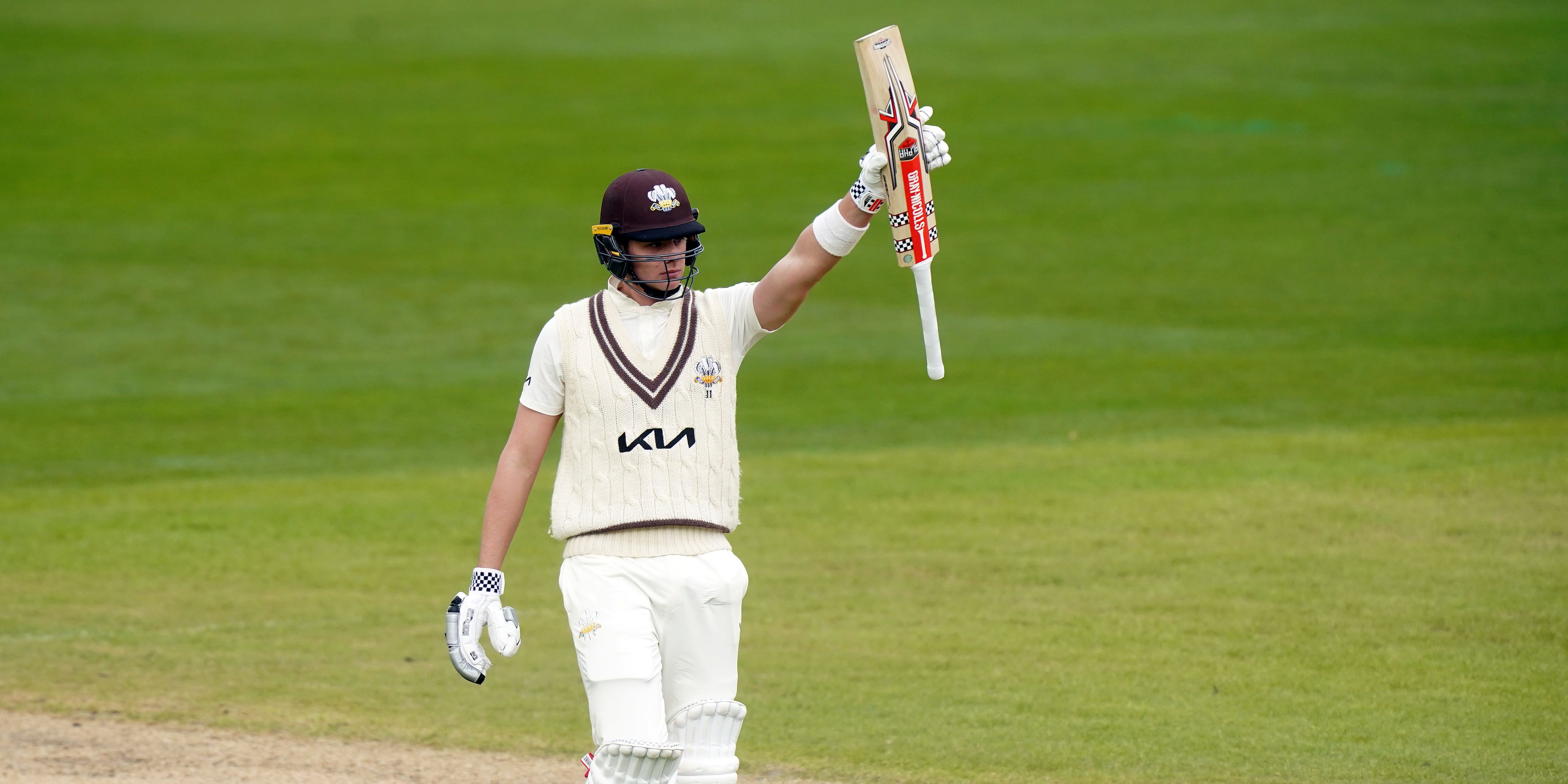 Jamie Smith puts Surrey in strong position before late Warwickshire rally