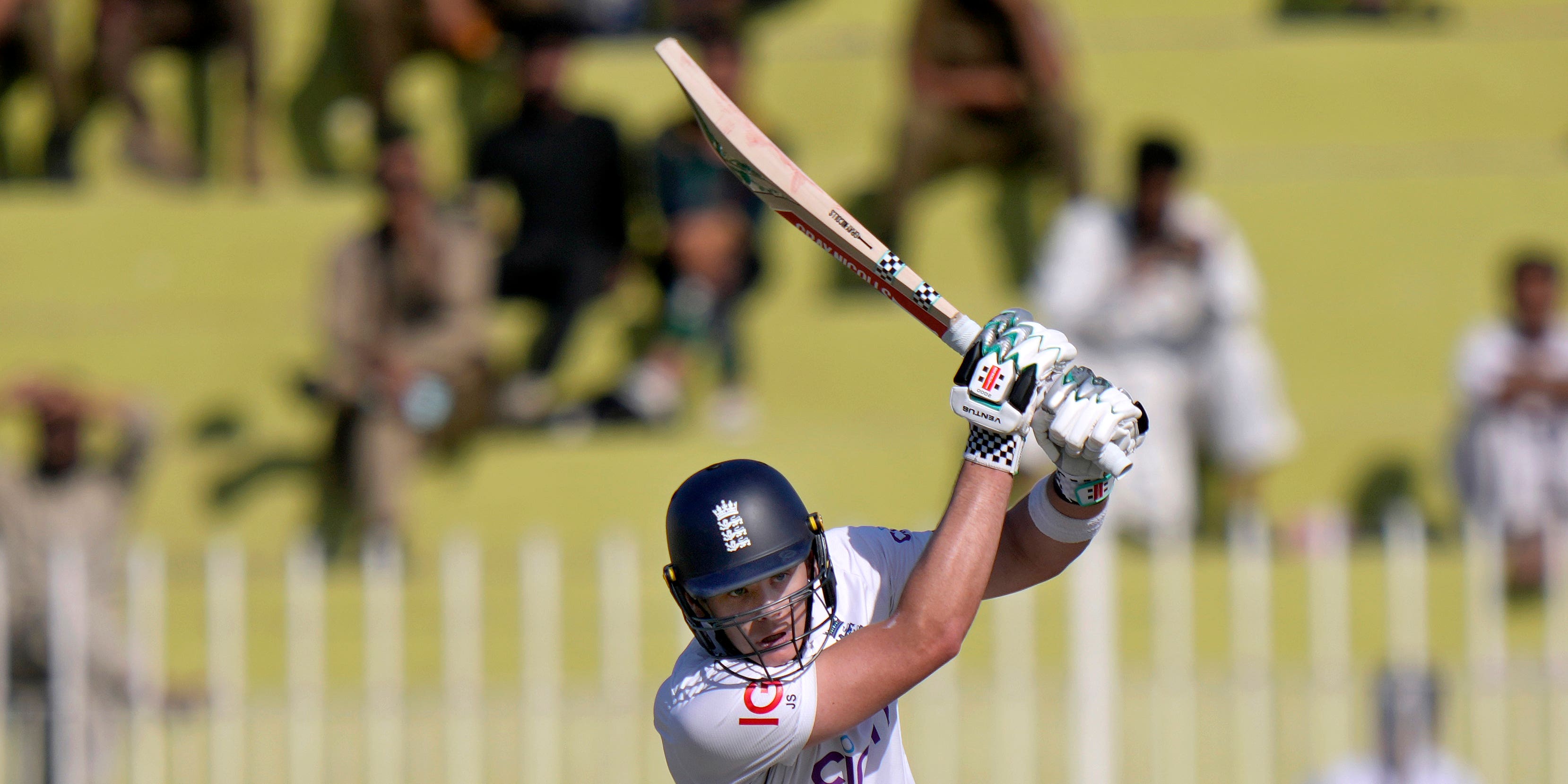 Jamie Smith leads England fightback after Pakistan put them in a spin